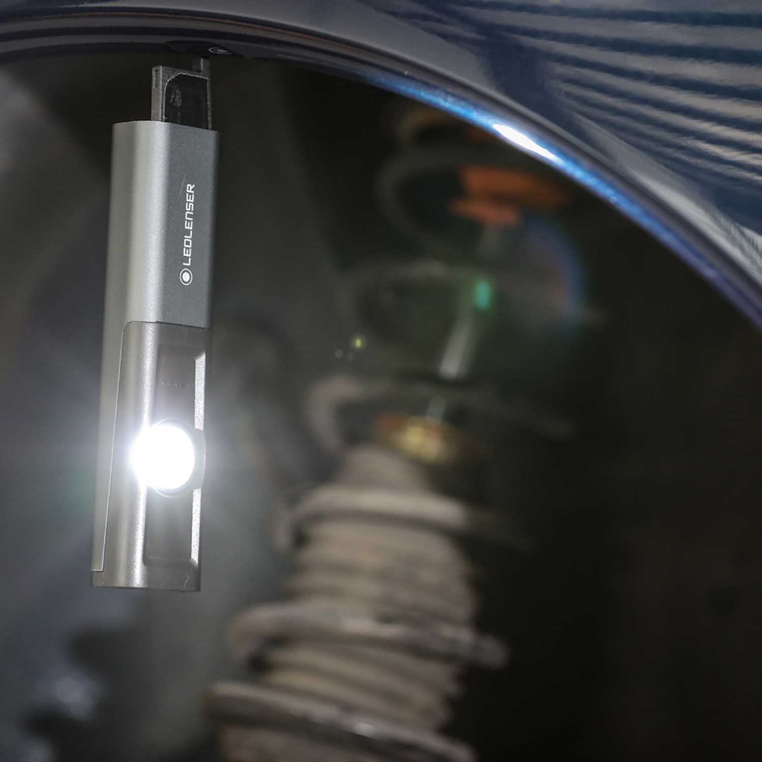 Обзор LED LENSER IW7R. Рабочий светодиодный фонарь с док-станцией