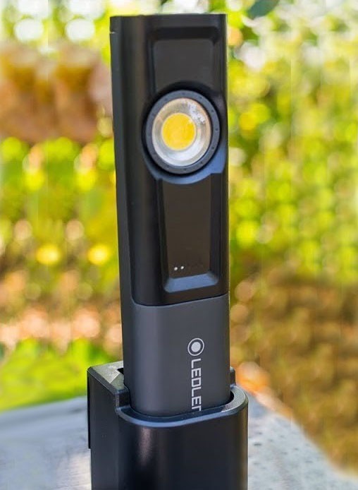 Обзор LED LENSER IW7R. Рабочий светодиодный фонарь с док-станцией